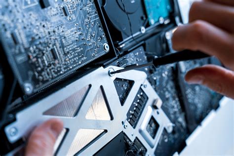 마더보드 서비스 기술자 엔지니어 의 기술 하드웨어 수리 및 전자 컴퓨터 유지 보수 Pc 장비를 지원합니다 계혈등에 대한 스톡