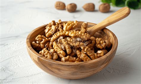核桃放在木碗里木碗里有木勺烹饪背景高清摄影大图 千库网
