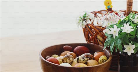 현대 천연 염색 계란 고리 버들 바구니에 수제 부활절 빵 토끼와 소박한 테이블에 피는 봄 꽃 행복한 부활절 교회 축복과 축제 저녁 식사를위한 전통 부활절 음식 사진