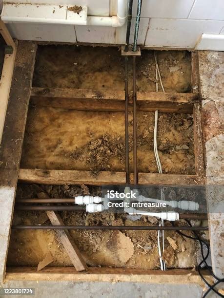 물 손상 욕실 마분지 바닥 누수 구멍 구리 파이프 및 플라스틱 커넥터 중앙 난방 시스템 주택 문제 개념의 이미지 0명에 대한 스톡 사진 및 기타 이미지 Istock