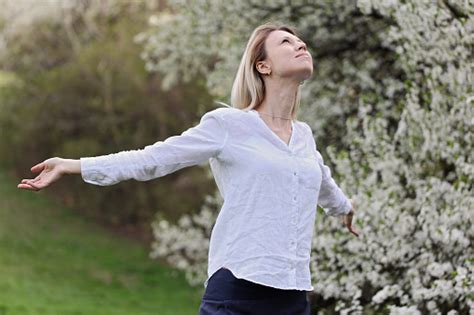 자유 개념입니다 자연에서 즐기는 무료 행복 한 여자 신선한 공기를 호흡 꽃 식물에 대한 스톡 사진 및 기타 이미지 꽃 식물