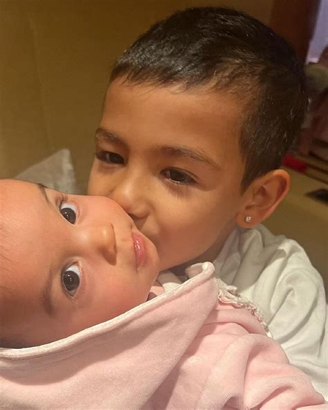 صورة ابن رونالدو وجورجينا تعرضهما للانتقادات