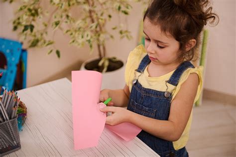 사랑스러운 유치원 나이 유럽 4 세 소녀는 집에서 예술 수업 동안 아플리케를 만드는 색깔의 종이에서 모양을 잘라 키즈 엔터테인먼트 교육 예술 및 창의성 개념 4 5세에 대한