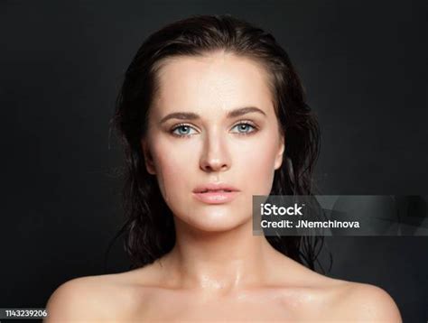 젖은 피부와 검은 색에 머리를 가진 아름 다운 젊은 모델 여자 여자 얼굴 근접 촬영 건강관리와 의술에 대한 스톡 사진 및 기타 이미지 건강관리와 의술 건강한 생활방식