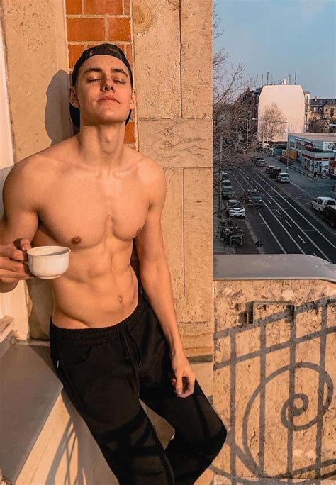 เปิดวาร์ปหนุ่มอังกฤษยิ้มหวาน Tim Troetschel กล้ามซิกแพคแน่นโดนใจ