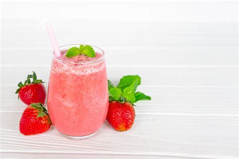 딸기 요구르트 과일 주스 스무디 핑크 다채로운 과일 주스 밀크 블렌드 음료 건강 한 고 단백 흰색 나무 바탕에 유리 음료 에피소드 아침에 맛 있는 맛 0명에 대한 스톡 사진