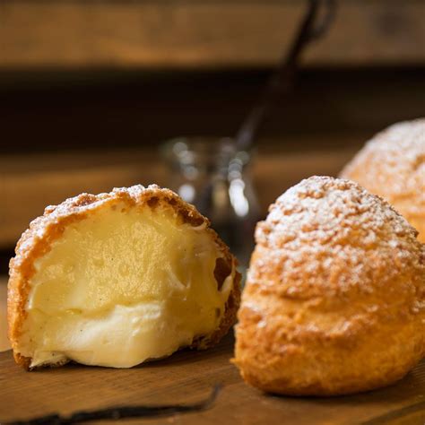 몽슈슈 몽슈슈 제품 소개 2탄 쿠키슈 바삭한 슈 안에 풍부한 바닐라 향의 커스터드 크림이 듬뿍 들어 있는 큼지막한 사이즈 바삭하고 부드럽고 달콤함을 동시에 맛