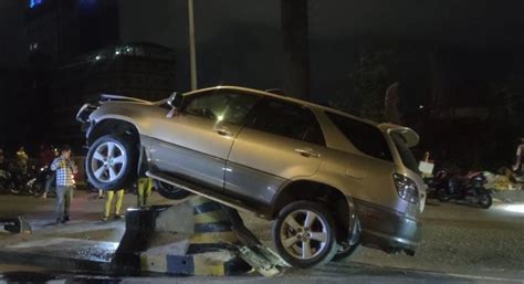 បុរសម្នាក់បេីករថយន្តឡិចសុីសបោះពួយឡេីងលេីខឿនថ្មពុះចែកទ្រូងផ្លូវកល់ជាប់