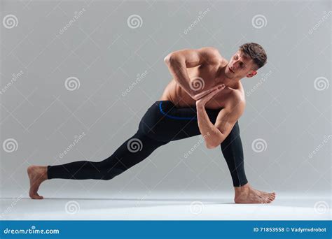 Hombre Joven Que Hace Ejercicios De La Yoga Foto De Archivo Imagen De Hermoso Ajuste