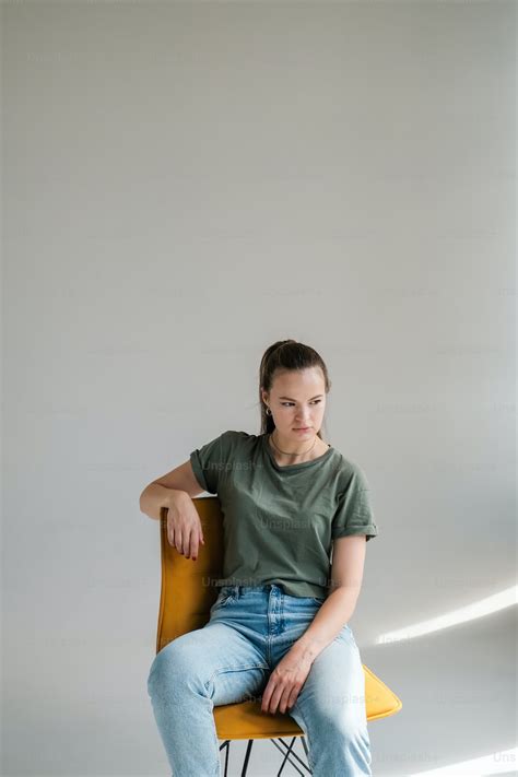 하얀 방에서 노란 의자에 앉아 있는 여자 사진 Unsplash의 의자에 앉아 이미지