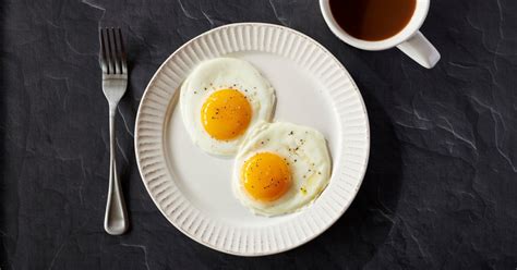 아침에 달걀 먹기 전 마시는 것은진한 커피 한 잔 Vs 미지근한 물