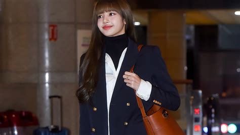 Qui Est Lisa Manoban La Sensation K Pop Qui A Créé Lémeute Au Défilé
