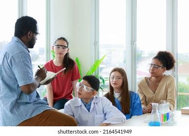 2 168 Physics Teacher Female Images Stock Photos Vectors Shutterstock
