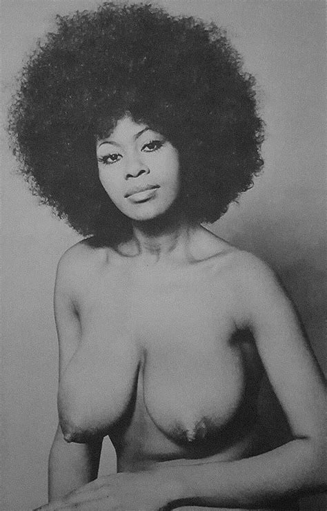 Modella Nuda Nera Con Afro Deluca385