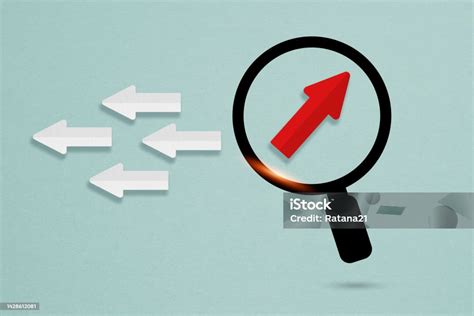 오른쪽 빨간색 위쪽 화살표 종이는 변화 관리 혼란 경제 위기 스태그플레이션 비즈니스 개념을위한 흰색 화살표로 돋보기 안쪽을 자릅니다 0명에 대한 스톡 사진 및 기타 이미지