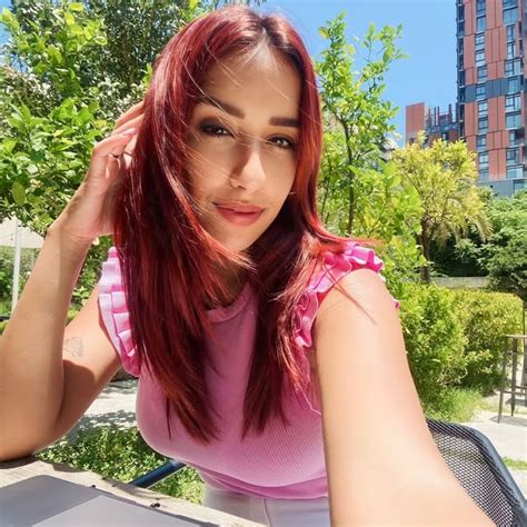 Laura Laurabumattar Threads Say More