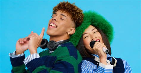 마이크에 대고 노래하는 남자와 여자 사진 Unsplash의 가라오케 이미지