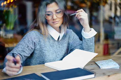 시작 프로젝트 전문 기자 기사 빈 메모장 페이지에 대 한 아이디어를 쓰기에 숙고 하는 안경에 대 한 크리에이 티브 솔루션에 대 한 카페 인테리어 생각에서 일 하는 매력적인