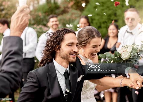 결혼식 색종이 및 행복한 부부가 결혼 약속 후 결혼 한 후 함께 통로를 걸어 내려가는 축하 행사 행복 신부 신랑 미소는 친구와 가족이 장미 꽃잎을 던질 때 결혼식에 대한