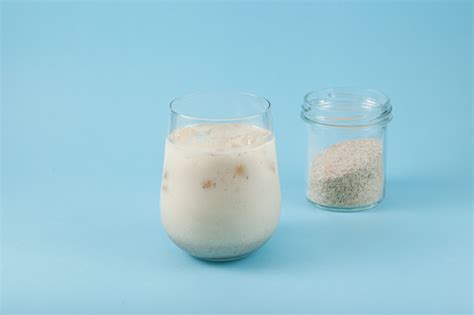 미수가르루 또는 미가슈루 라떼가 파란 배경을 가지고 있습니다 구운 멀티 그레인 파우더를 곁들인 한국 밀크쉐이크 인기 있는 아침 식사 음료 얼음 조각을 곁들인 건강한 단백질