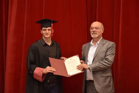 УНСС Бакалаврите от специалностите „Маркетинг“ и „Прогнозиране и планиране“ успешно се