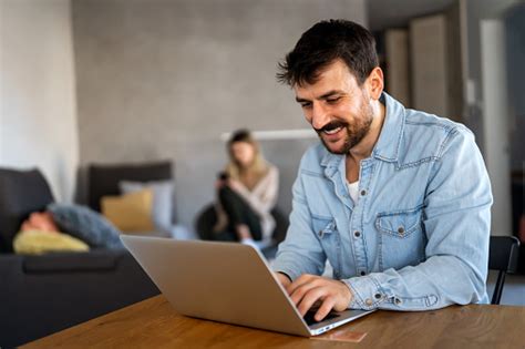 기술 원격 작업 및 생활 방식 개념 재택 근무를 하는 노트북 컴퓨터를 가진 성공한 남자 개념에 대한 스톡 사진 및 기타 이미지 개념 거리가 먼 기업가 Istock