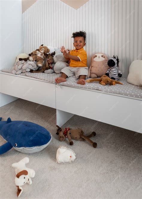 Portrait De Jeune Garçon Jouant Avec Son Jouet En Peluche Photo Gratuite