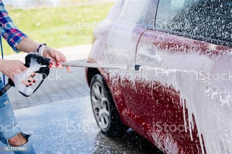 거품으로 덮여 현대 자동차 외부 세차장에서 가압 된 물로 수동 세차합니다 씻기에 대한 스톡 사진 및 기타 이미지 씻기 차 교통수단 Istock