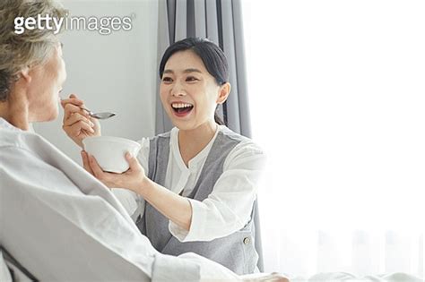 노인여자 성인여자 노인문제 요양원 양로원 간호조무사 간호사 간병인 의료계종사자 의료봉사 사회복지