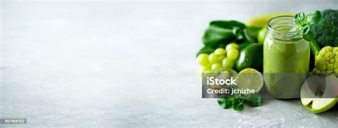 녹색 건강 스무디 양배추 잎 라임 사과 키 위 포도 바나나 아보카도 양상추와 유리 항아리 잔 이나 공간에 복사 합니다 원시 채식주의 채식 알칼리 성 식품 개념 배너 0명에