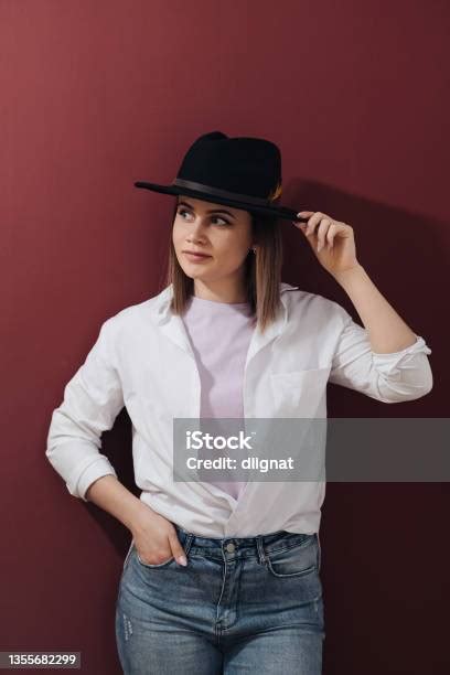 부르고뉴 배경 위에 모자를 쓰고 있는 예쁜 여자의 초상화 25 29세에 대한 스톡 사진 및 기타 이미지 25 29세 개인 장식품 긍정적인 감정 표현 Istock