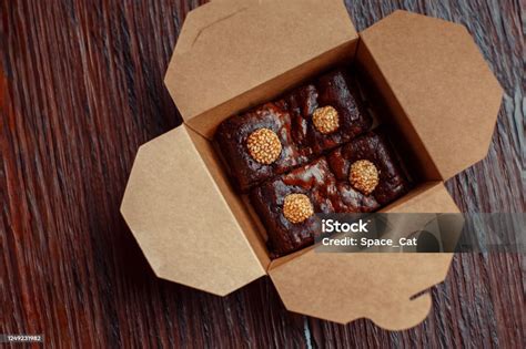 테이크 아웃을위한 종이 상자에 모듬 브라우니 케이크 골판지 상자에 디저트가 갈 수 있습니다 테이크아웃 음식에 대한 스톡 사진 및 기타 이미지 Istock