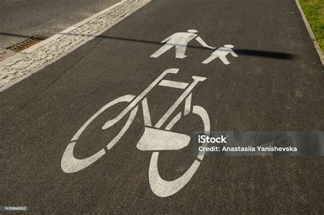 자전거 타는 사람과 보행자 경로 구역 공유 표지판이 거리에 있습니다 페인트 칠한 거리 아스팔트 자전거 도로 표지판 흰색 안전 도로 표지판 보행자와 자전거는 푸른 하늘을