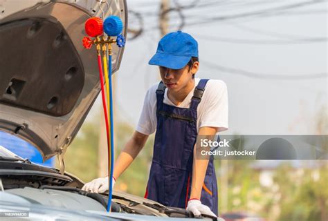 기술자 남자 점검 자동차 에어컨 시스템 냉매 재충전 모니터 도구를 갖춘 수리공이 자동차 에어컨 시스템을 점검하고 고정 에어컨 수리 아시아인에 대한 스톡 사진 및 기타 이미지