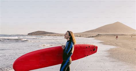 해변에서 서핑보드와 함께 걷는 젊은 서퍼 휴대 전화에서 만든 이미지 사진 Unsplash의 물 이미지