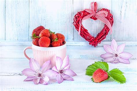 섬세 한 꽃 클레 마티스와 푸른 나무 배경에 발렌타인 핑크 세라믹 컵 선물에 익은 딸기와 직물에서 두 마음 0명에 대한 스톡 사진 및 기타 이미지 Istock