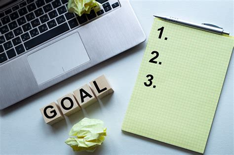 2019 년 목표 텍스트가있는 작은 노트북은 노트북 컴퓨터와 소모품이있는 흰색 사무실 책상 테이블 위에 있습니다 상단보기 평평한 누워 새해 결심 개념입니다 0명에 대한 스톡