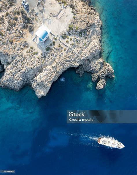 바위에 아지오이 아나기로이 교회케이프 그레코 반도의 드론 항공 사진 크루즈 관광 보트 항해 크루즈 여객선에 대한 스톡 사진 및 기타 이미지 Istock