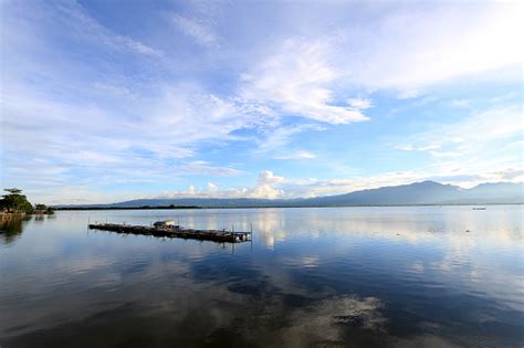 아름 다운 석양과 저녁 하늘에 산 및 구름과 일몰 배경에 대 한 호수에 반영 일몰에서 아름 다운 화려한 하늘 아래 시골 풍경 새벽 일출 검은색에 대한 스톡 사진 및 기타