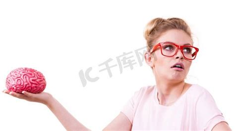 学生拿东西摄影图片 学生拿东西摄影作品 千库网