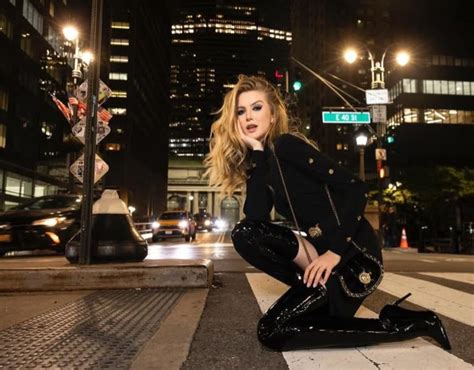 時尚精品網 Apt 3r 注意注意！購物清單上必須要有的本周新品在這篇🙋‍♀️ 這件太美！好搭的顏色都在這兒， 荷葉裙襬粉優雅，幾何撞色超