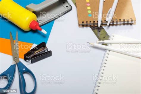 학교와 교육에 대 한 문구입니다 Notepads 그리고 쓰기 연필로 펜입니다 0명에 대한 스톡 사진 및 기타 이미지 0명 가위 개인 장식품 Istock