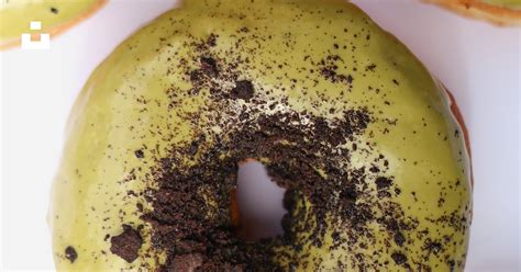 초콜릿 스프링클을 곁들인 도넛 클로즈업 사진 Unsplash의 무료 음식 이미지