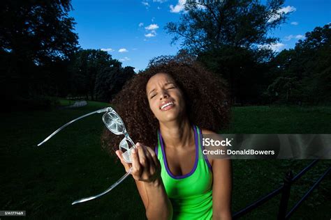 젊은 Brunette 히스패닉계 여성인 남성과 브로컨 글라스잔 및 제조 갈색 머리에 대한 스톡 사진 및 기타 이미지 갈색 머리 감정 계절 Istock