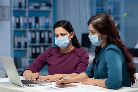 여성 직원은 사무실 테이블에 앉아 작업 문제를 논의 직장에서 아이디어를 설명 스톡 사진 말하기에 대한 스톡 사진 및 기타 이미지 Istock