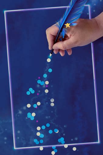 어두운 파란색 종이에 파란색 깃털 퀼에서 종이 눈송이의 여성 손 그리기 흔적 12월에 대한 스톡 사진 및 기타 이미지 12월 1월 2월 Istock