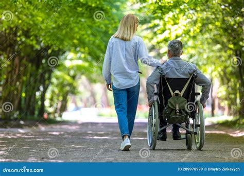 Hombre En Silla De Ruedas Caminando En El Parque Con Su Esposa Imagen