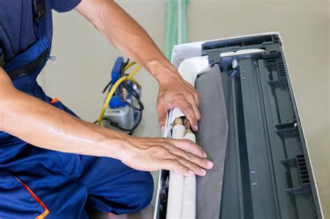 고객 주택에 에어컨을 설치하는 기술자 에어컨 장치를 수리하는 젊은 수리공 유지 보수 및 수리 개념 전기로에 대한 스톡 사진 및 기타 이미지 Istock