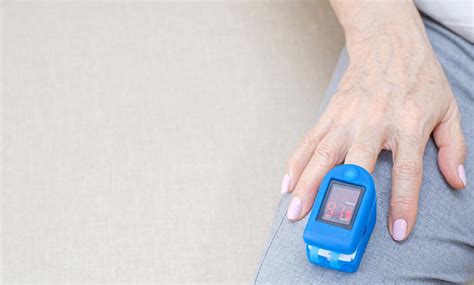 Premium Photo Caucasian Woman Using Device For Blood Oxygen