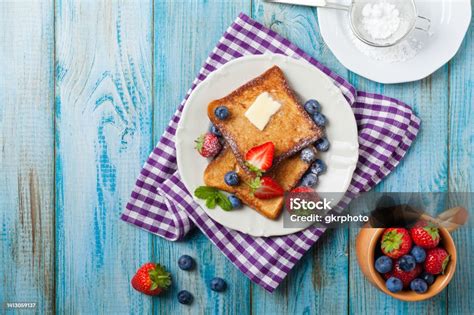 과일과 버터를 곁들인 전통적이고 맛있고 달콤한 프렌치 토스트 0명에 대한 스톡 사진 및 기타 이미지 0명 개념 건강한 생활방식 Istock